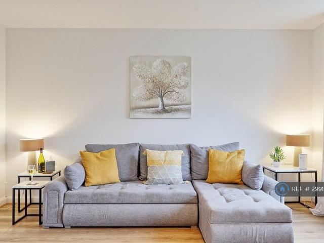 Cavalry Road, Colchester, CO2 4 bed semi detached house to rent £3,400 pcm £785 pw
