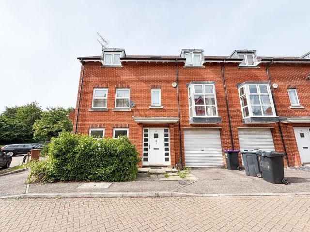 Cavell Court, Bishops Stortford, CM23 4 bed townhouse to rent £2,300 pcm £531 pw