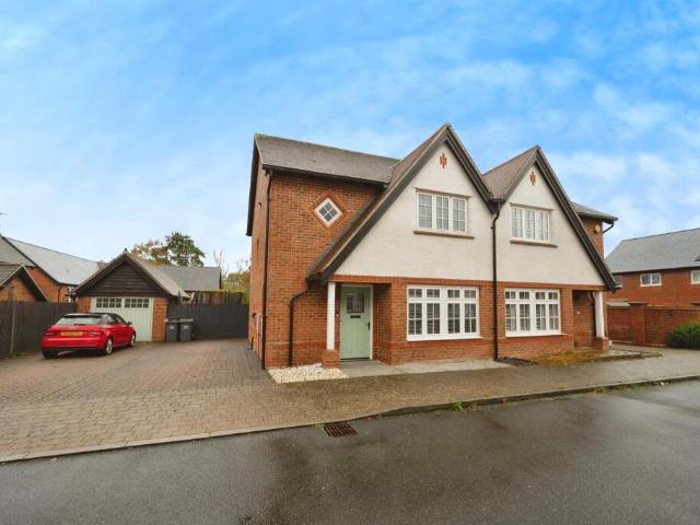 Cavell Way, WATERLOOVILLE 3 bed semi detached house to rent £1,850 pcm £427 pw