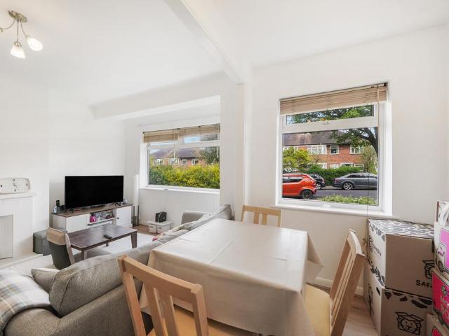 Cavendish Avenue, London W13 2 bed flat to rent £2,150 pcm £496 pw