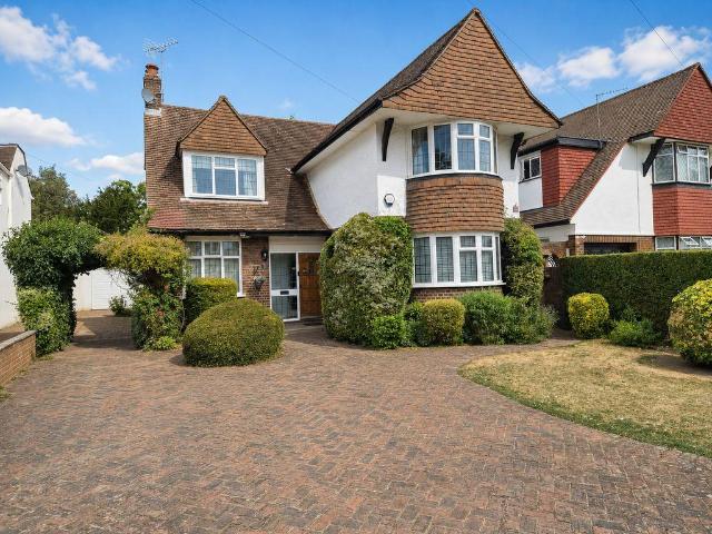 Cavendish Drive, EDGWARE, Middlesex. 5 bed detached house to rent £4,749 pcm £1,096 pw