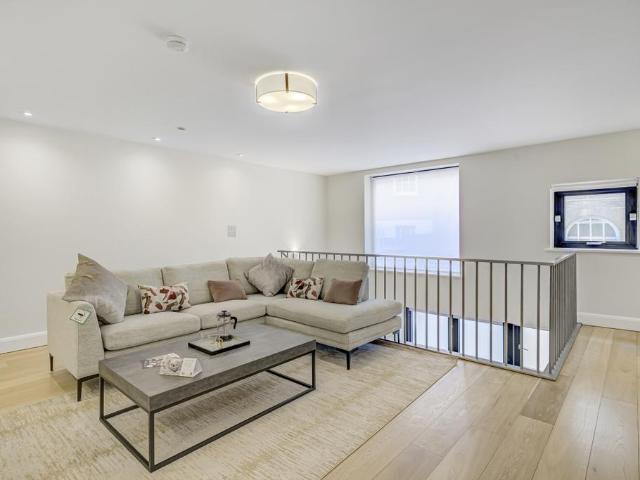 Cavendish Mews South, Marylebone, W1W 3 bed mews to rent £9,750 pcm £2,250 pw
