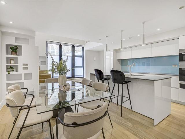 Cavendish Mews South, Marylebone. 3 bed mews to rent £9,750 pcm £2,250 pw