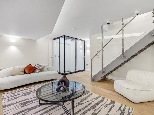 Cavendish Mews South, Marylebone. 3 bed detached house to rent £9,750 pcm £2,250 pw