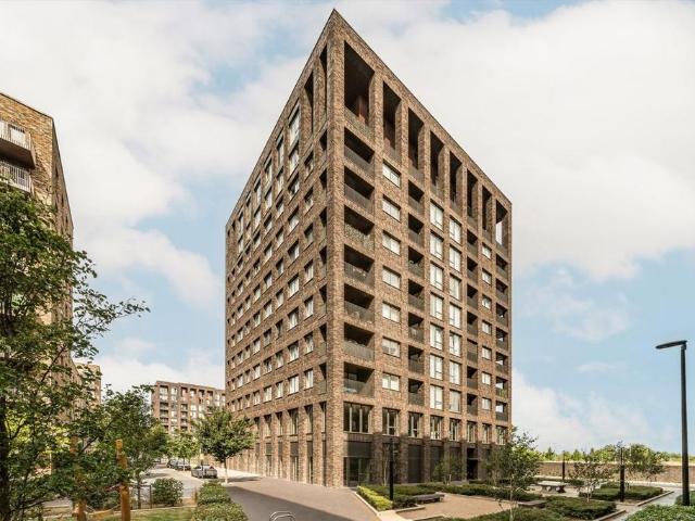 Cavendish Square, London E16 3 bed flat to rent £3,200 pcm £738 pw