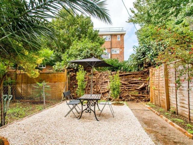 Cavendish Street, Hoxton, Islington. 3 bed maisonette to rent £3,500 pcm £808 pw