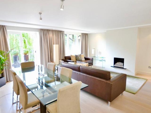 Cavendish Place, Cavendish Crescent. 2 bed apartment to rent £1,975 pcm £456 pw