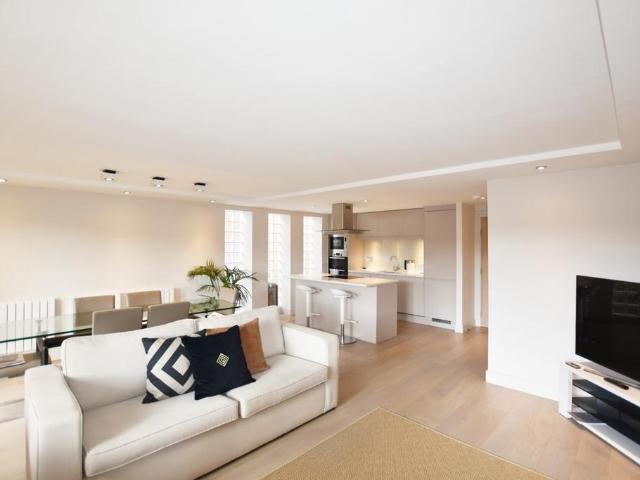 Cavendish Place, Cavendish Crescent. 2 bed ground floor flat to rent £1,975 pcm £456 pw