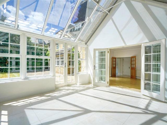 Cavendish Road, Weybridge, Surrey, KT13 5 bed detached house to rent £8,950 pcm £2,065 pw