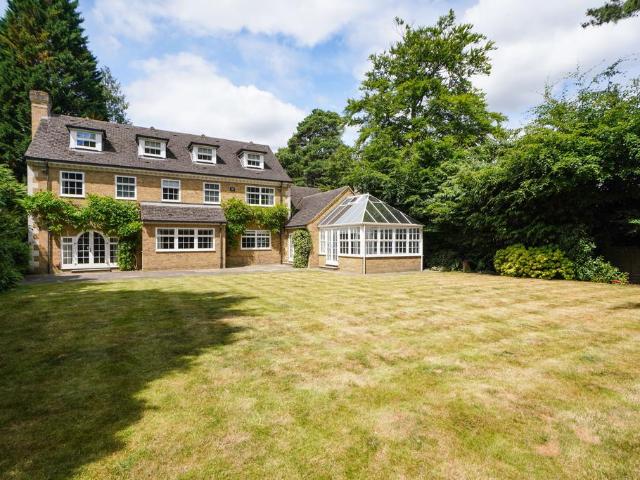 Cavendish Road, Weybridge, Surrey, KT13 5 bed detached house to rent £9,500 pcm £2,192 pw