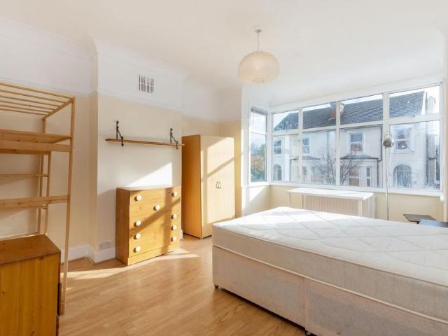 Cavendish Road, Colliers Wood. 3 bed flat to rent £2,701 pcm £623 pw