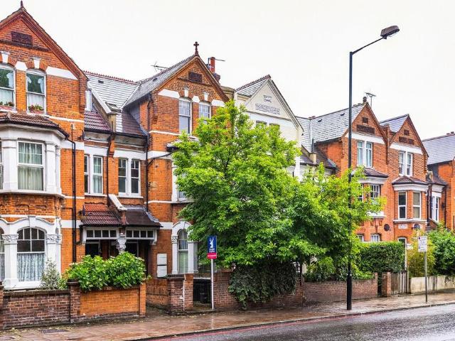 Cavendish Road, Clapham South. 2 bed flat to rent £2,900 pcm £669 pw
