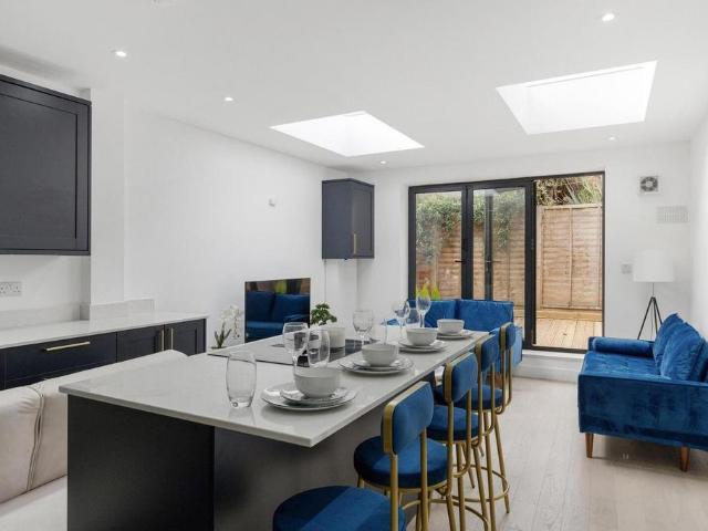 Cavendish Road, London, SW12 2 bed maisonette to rent £3,100 pcm £715 pw