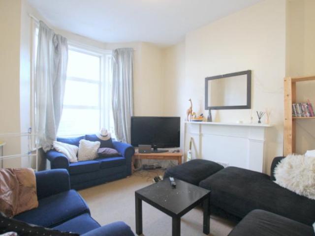 Cavendish Road, London SW12 4 bed semi detached house to rent £4,000 pcm £923 pw