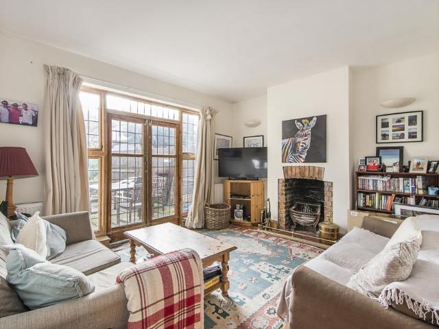 Cavendish Road London SW12 1 bed flat to rent £2,300 pcm £531 pw