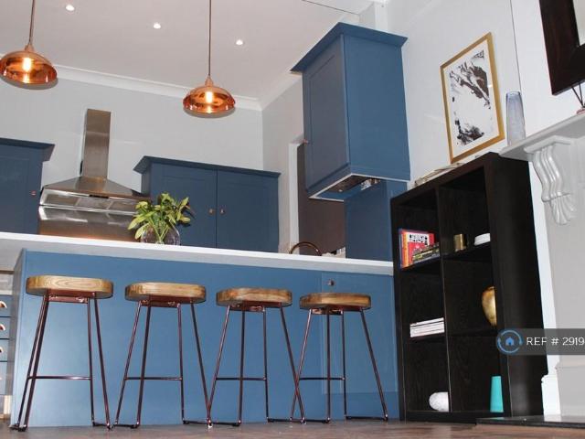 Cavendish Road, London, SW12 2 bed flat to rent £3,300 pcm £762 pw