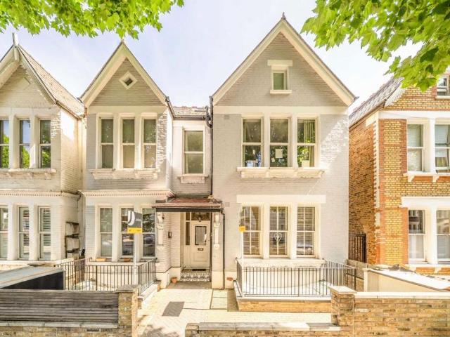 Cavendish Road, London SW12 2 bed flat to rent £3,200 pcm £738 pw