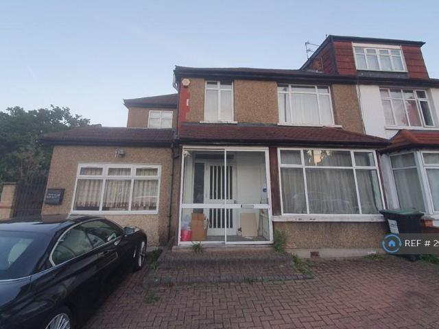 Caversham Avenue, London, N13 3 bed flat to rent £2,150 pcm £496 pw
