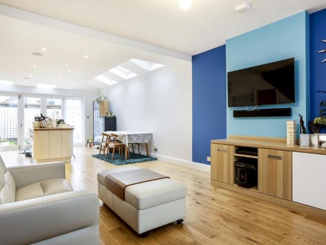 Caversham Road Kingston upon Thames KT1 3 bed detached house to rent £3,150 pcm £727 pw
