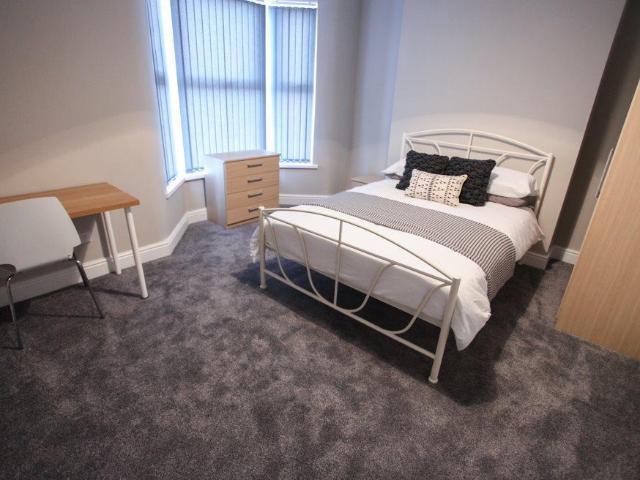Cawdor Road, Manchester M14 5 bed terraced house to rent £2,817 pcm £650 pw