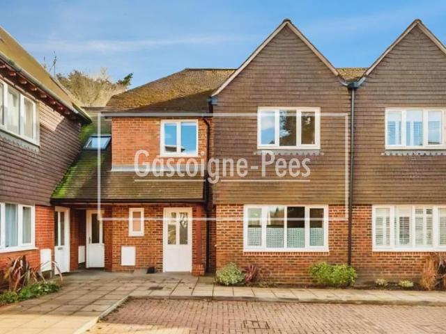 Caxton Court, Haslemere, GU27 3 bed maisonette to rent £1,650 pcm £381 pw