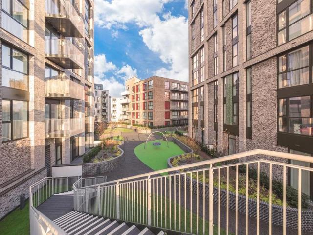 Caxton Street North, London E16 2 bed flat to rent £2,750 pcm £635 pw