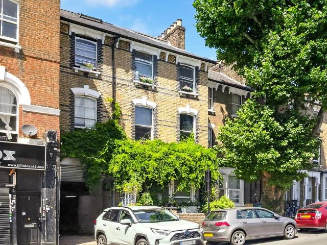 Cazenove Road, London 2 bed apartment to rent £2,300 pcm £531 pw