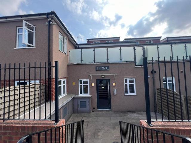 Cazenove Road, London 2 bed flat to rent £1,800 pcm £415 pw