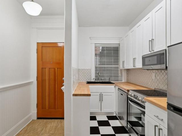 Centerview Studio Apartment for Rent at 3016 1st Ave, Seattle, WA 98121 Belltown