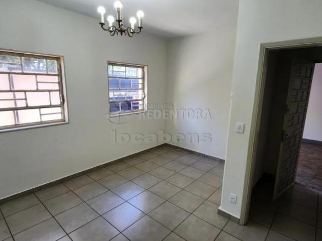 Centro Casa com 04 dormitórios sendo 03 com armários e 01 suíte com closet