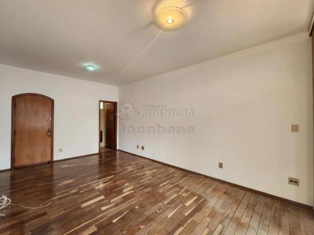 Centro Apartamento com 03 dormitórios sendo 01 suíte com sacada