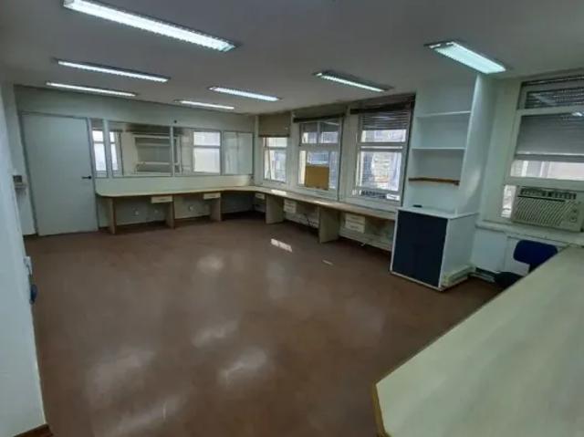 Centro do centro. Com carência de 4 meses de aluguel andar corrido, 300m², recepção, 06 salas, 05