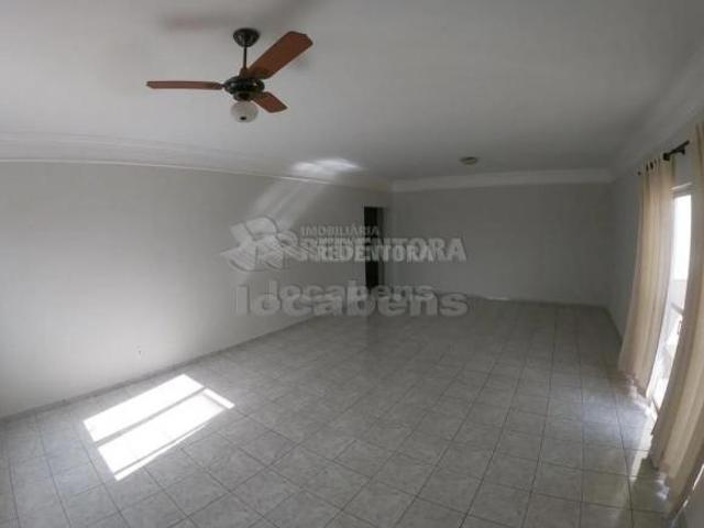 Centro / Edifício Flamboyant Apartamento com 03 dormitórios com armários embutidos, sendo 1 tipo a