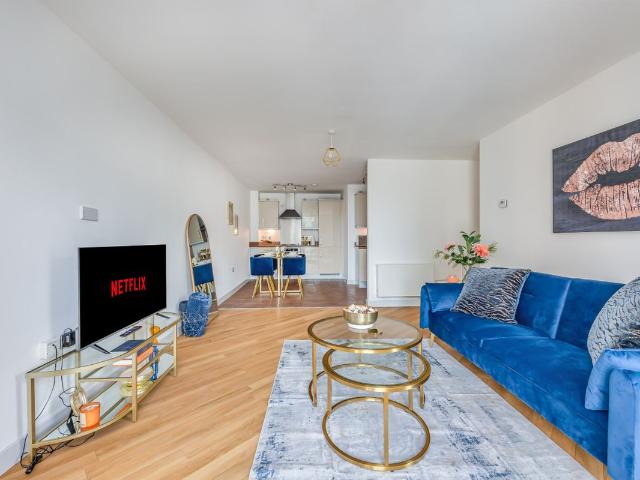 Central Milton Keynes MK9, 2 bed flat to rent, £3,263 pcm | PrimeLocation