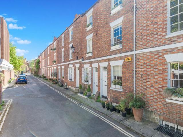 Central Oxford 2 bed terraced house to rent £2,850 pcm £658 pw