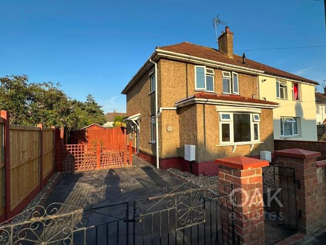 Central Avenue, Waltham Cross EN8 3 bed semi detached house to rent £2,250 pcm £519 pw