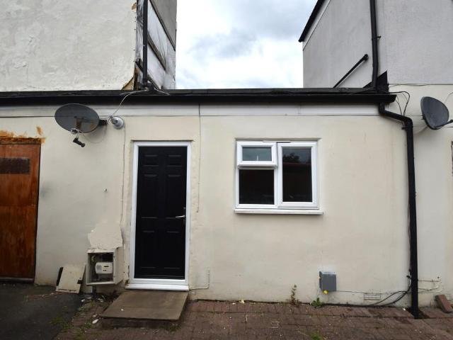 Central Avenue, West Molesey 1 bed apartment to rent £1,000 pcm £231 pw