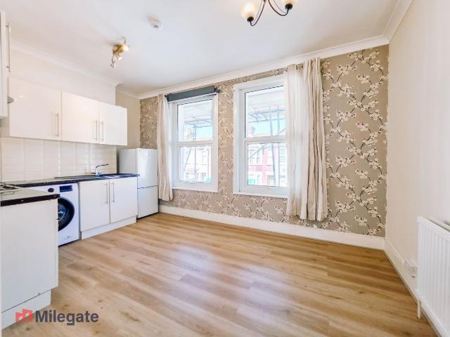 Central Avenue, Southend On Sea SS2, 2 bed flat to rent, £1,200 pcm | PrimeLocation