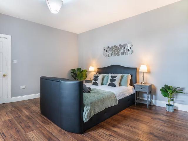 Central Dunfermline 1 bed sleeps 3 | Private Park