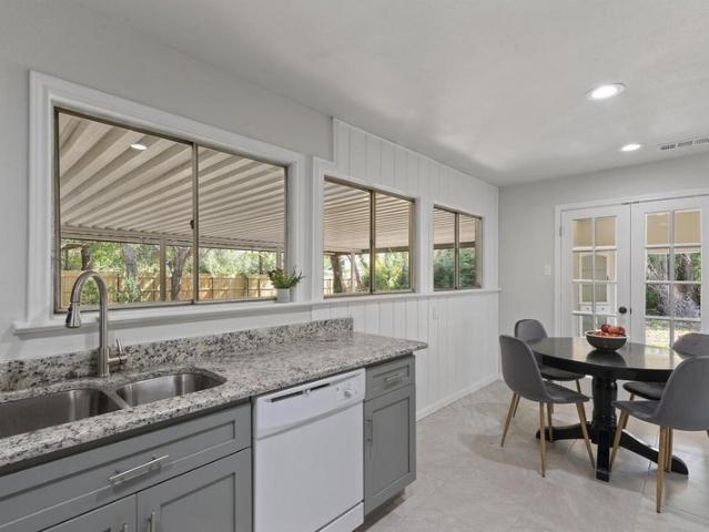 Central DFW with Easy Access to Highways and 3 min
