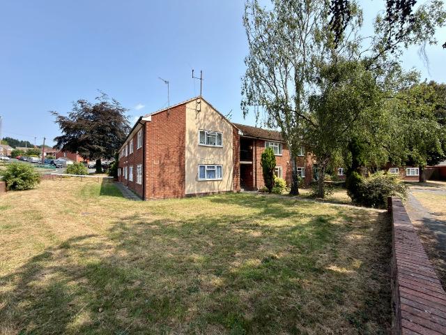 Central Drive, Dudley DY3, 2 bed flat to rent, £875 pcm | PrimeLocation