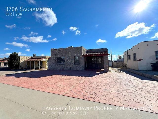 Central El Paso 3 bed with Refrig A/C and Hardwood Flooring!