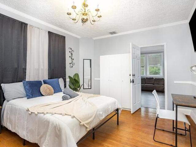 Central Forest Park, Comfort home with all the essentials, Near transportation. Near everything