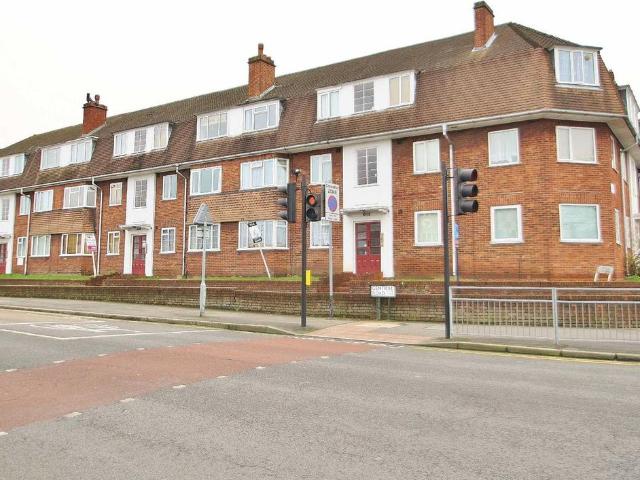 Central Gardens, Morden SM4, 2 bed flat to rent, £1,500 pcm | PrimeLocation