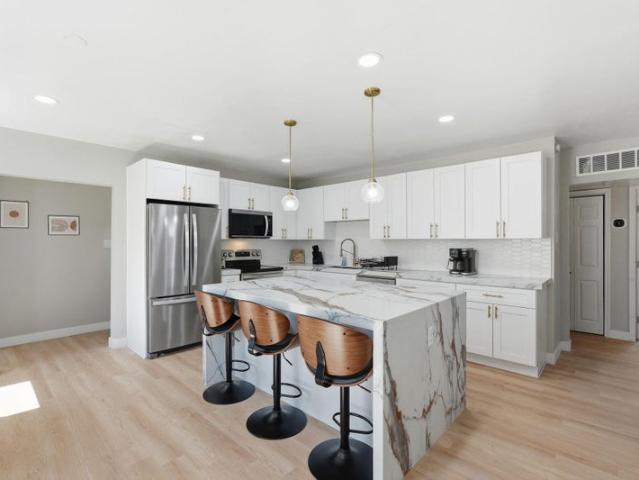 Central home w smart TVs, 1GB internet & weekly cl