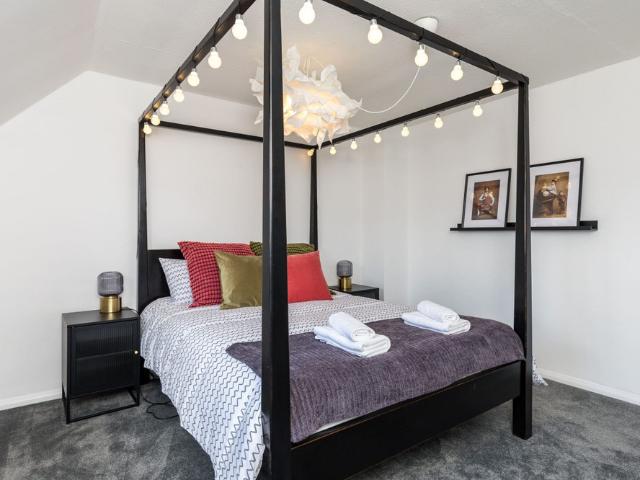 Central Horsham 5BR Home | Parking | Pets Allowed