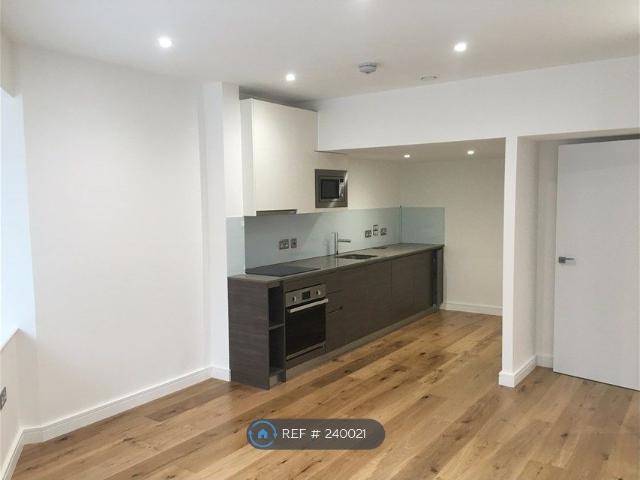 Central House, Hounslow TW3, 1 bed flat to rent, £1,500 pcm | PrimeLocation