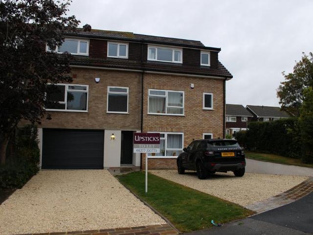 Central Ingatestone 2 bed townhouse to rent £2,300 pcm £531 pw