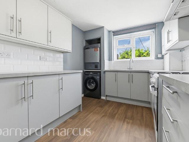 Central Parade, FELTHAM 2 bed flat to rent £1,750 pcm £404 pw