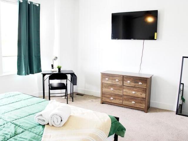 Central Park Heights Renovated comfy townhome 2 minute walk to transit stop BELVEDERE AVE & SINAI HOSPITAL
